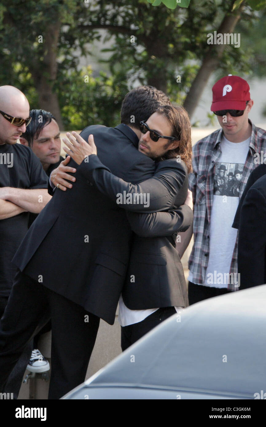 Seth Binzer insieme con altri amici e famiglia riuniscono al funerale ...