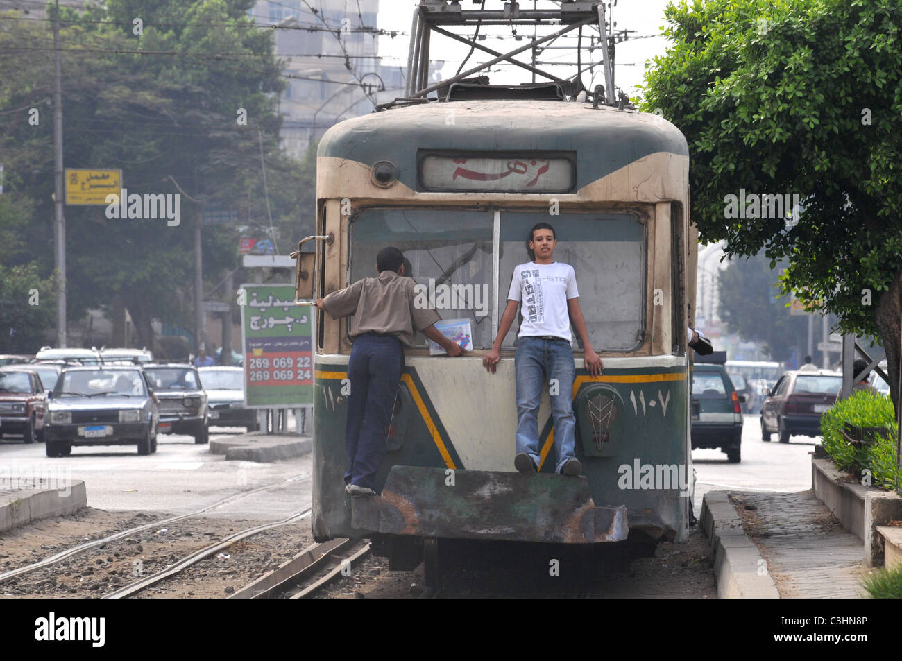 La fermata del tram è una forma popolare di trasporto cittadino ...