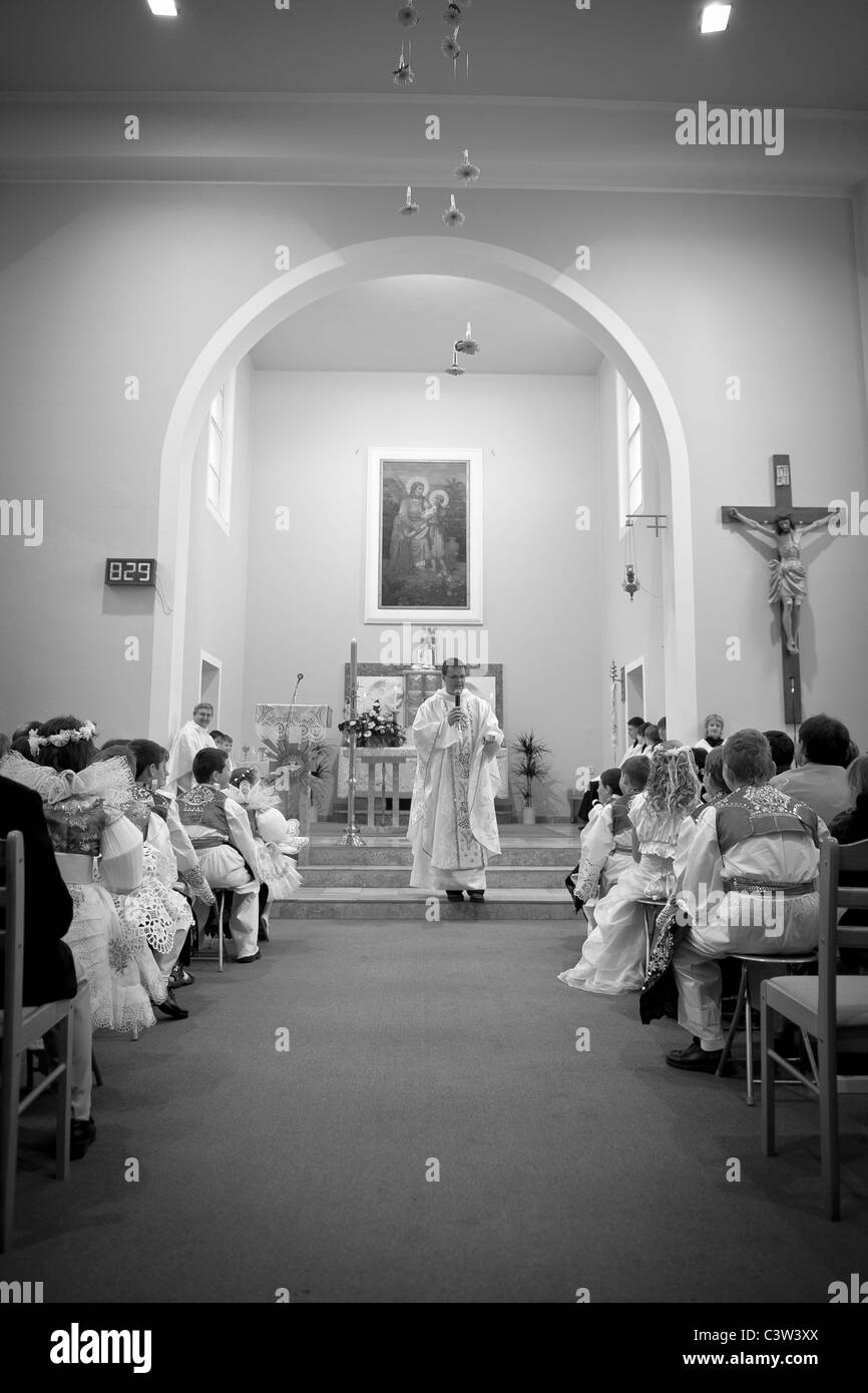 La Santa Comunione nella Chiesa in Europa con il sacerdote Foto stock ...