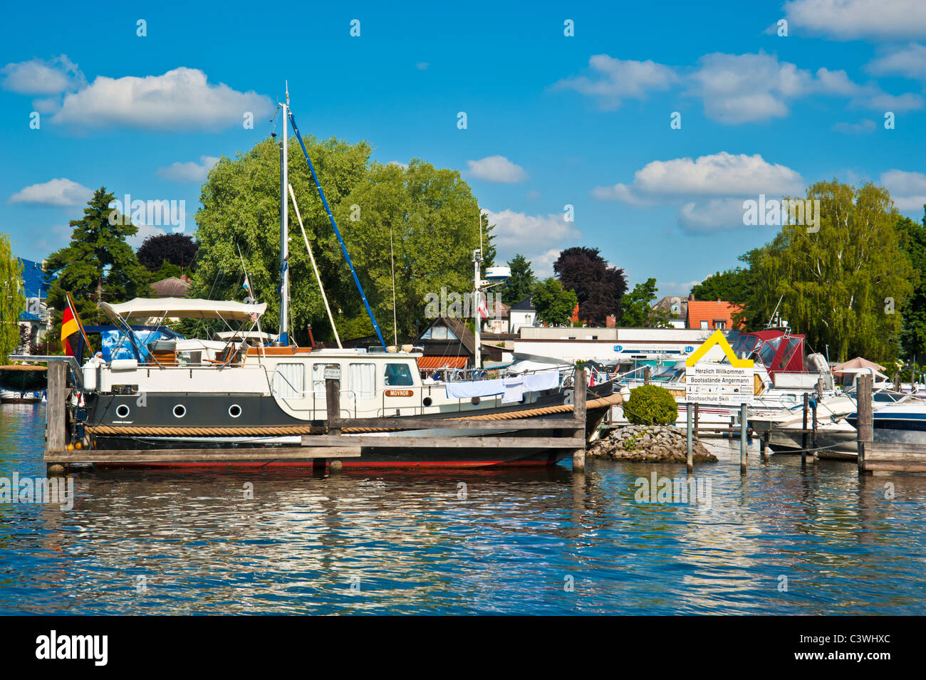 Marina lanke immagini e fotografie stock ad alta risoluzione - Alamy