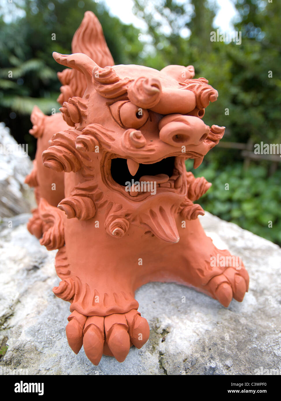 Shisa ( shishi, shisaa ) cane / lion. Tradizionale talismano di Okinawa ...