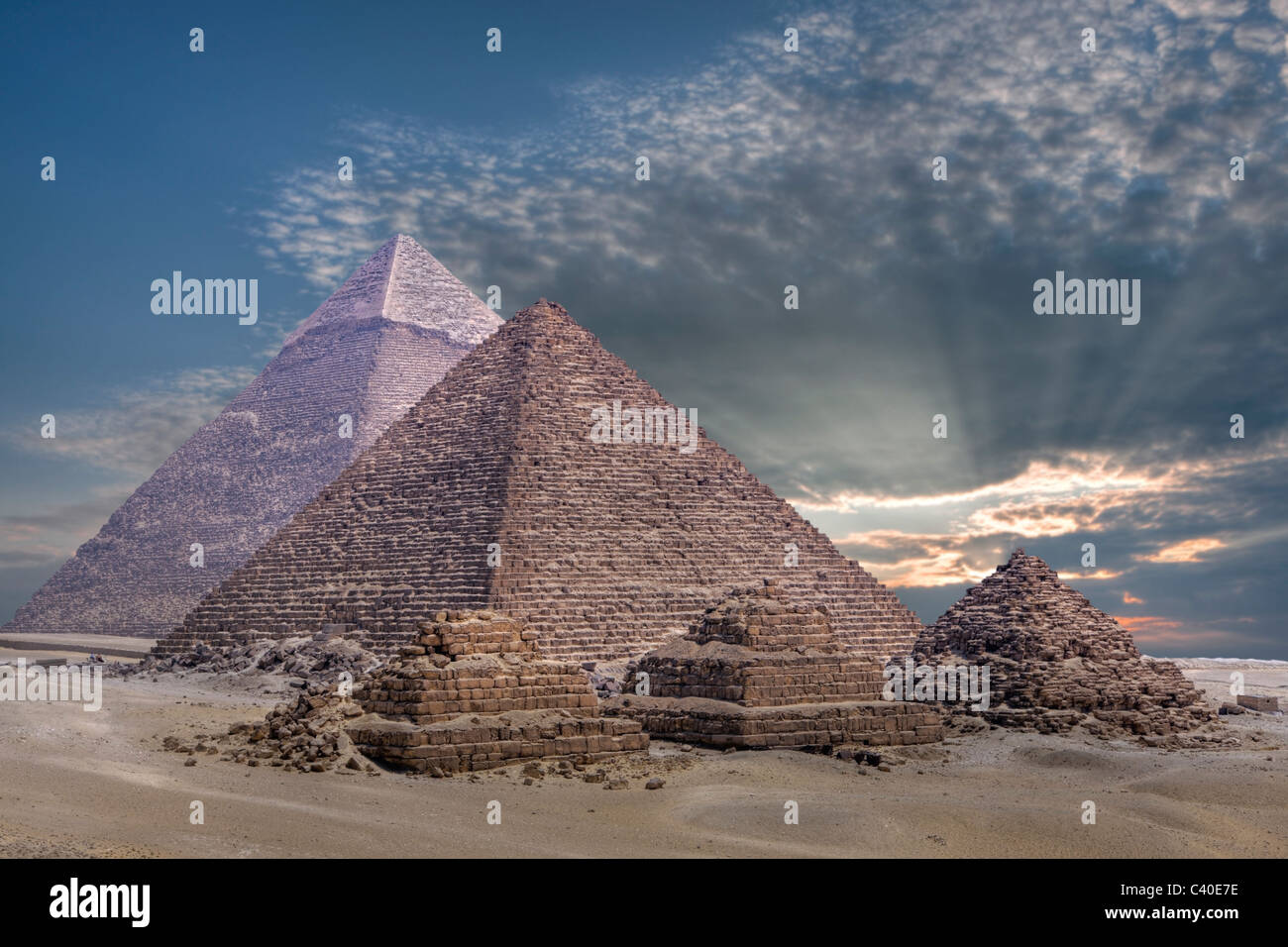 Le piramidi si alzano immagini e fotografie stock ad alta risoluzione ...