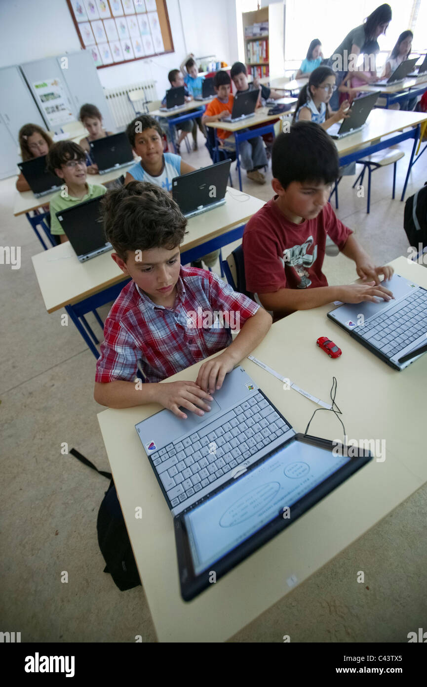 Studenti delle scuole elementari che usano il computer immagini e ...