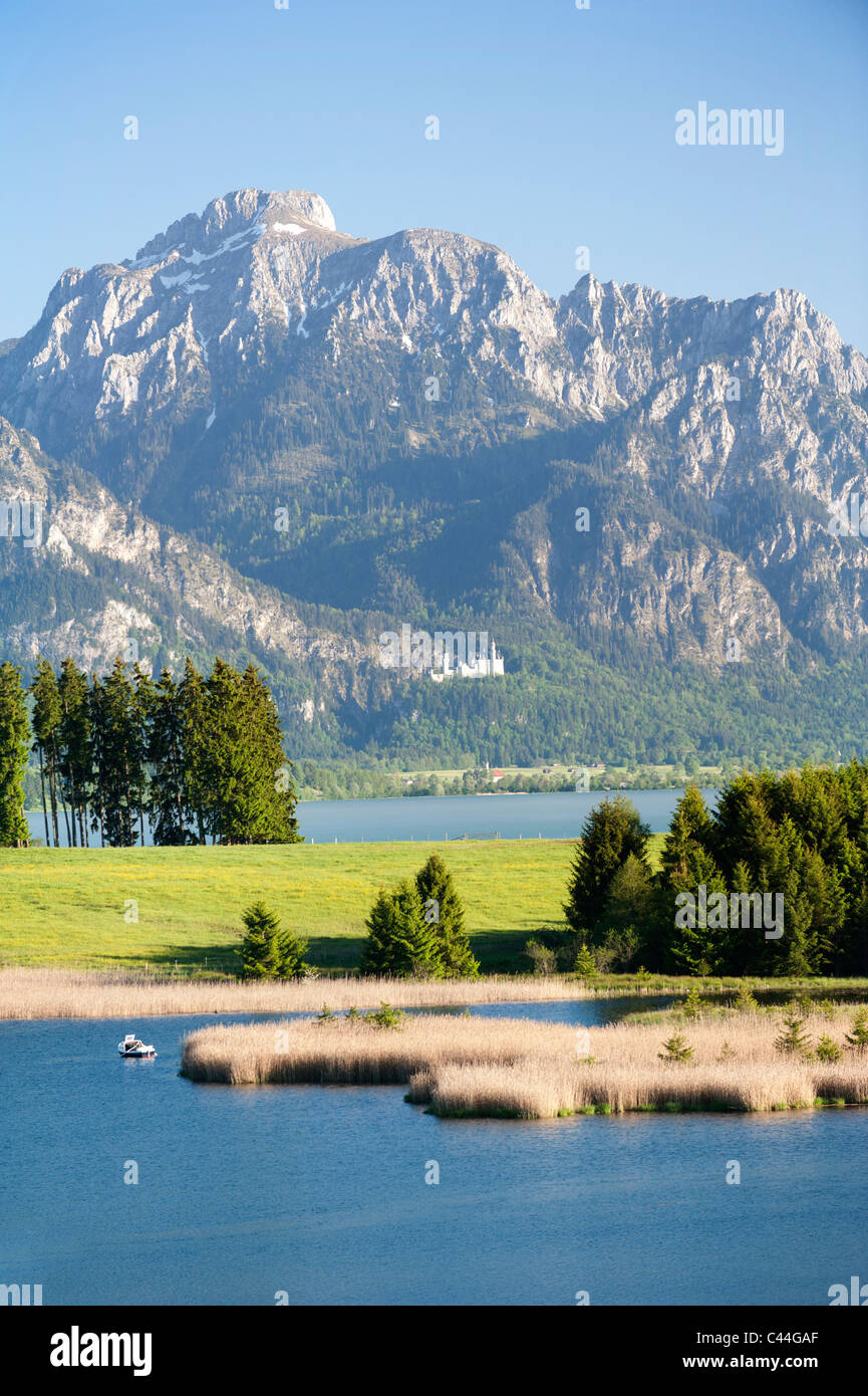 Il lago di Forggensee vicina città di Füssen a montagne delle Alpi in ...