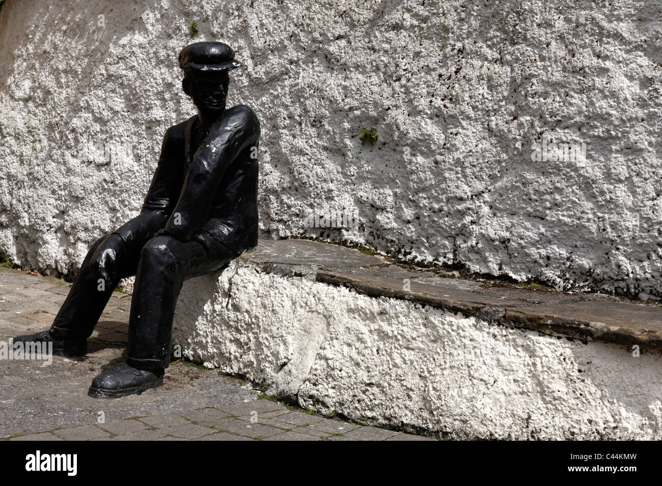 Statua uomo seduto sulla panchina immagini e fotografie stock ad alta ...