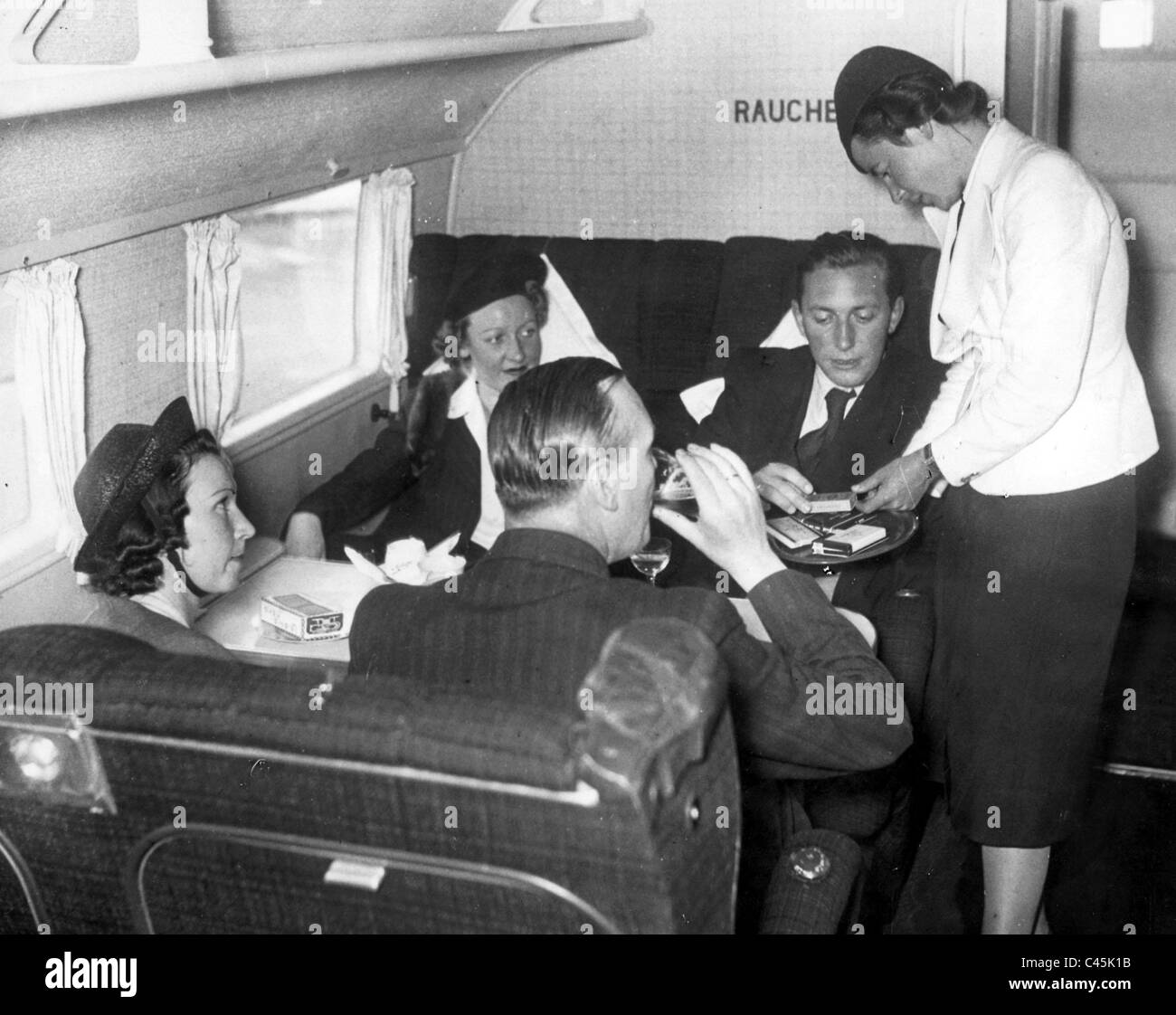 Cabina per fumatori Foto e Immagini Stock in Bianco e Nero - Alamy