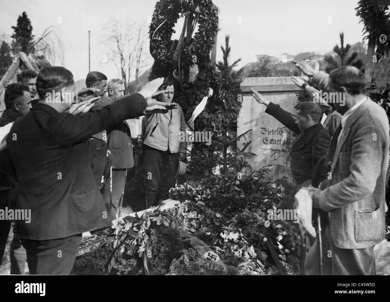 Hitler omaggio alla tomba di Dietrich Eckart, 1935 Foto stock - Alamy