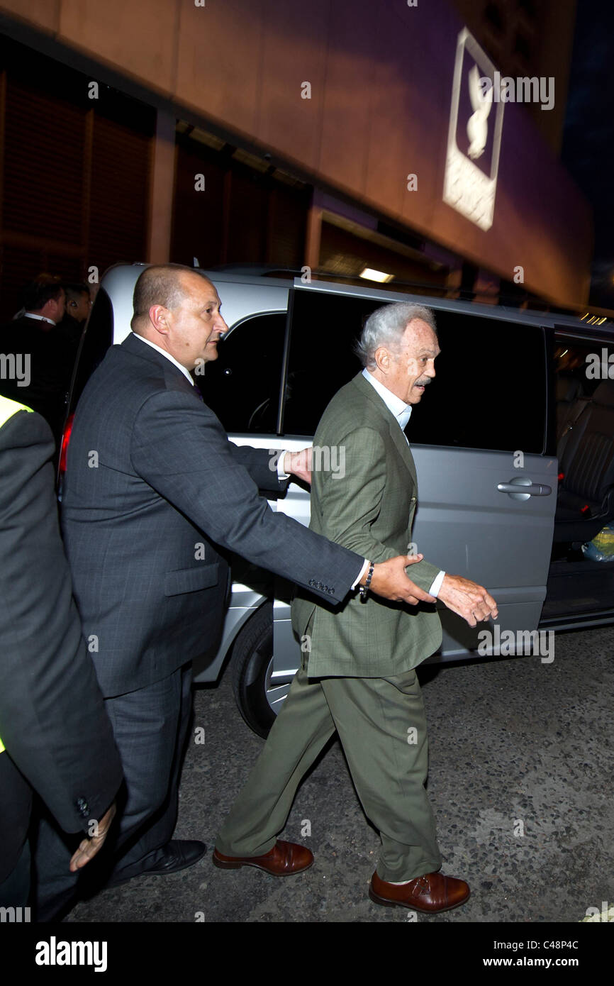 Hugh Hefner il fratello di Keith arriva a piedi (perché il suo enorme ...