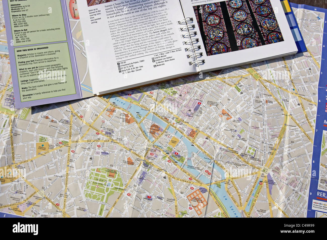 Una mappa turistica di Parigi con una guida aperta Foto stock - Alamy