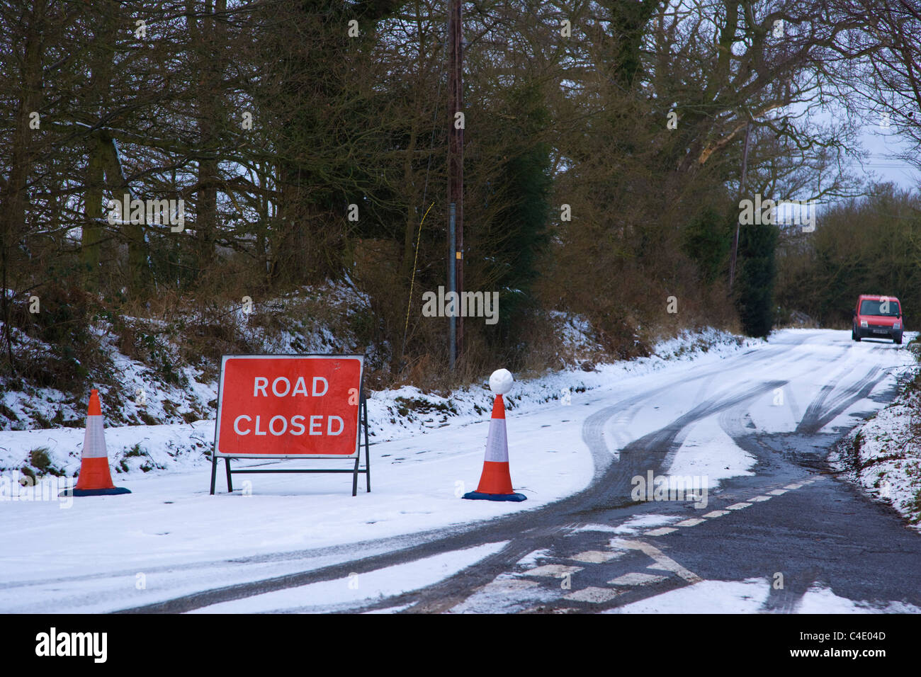 Cartello stradale innevato immagini e fotografie stock ad alta ...