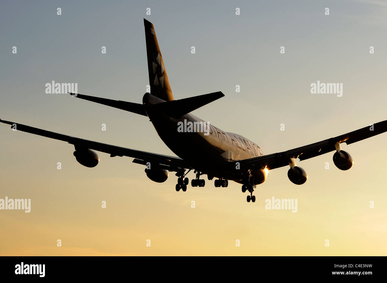 Aereo che atterra al tramonto immagini e fotografie stock ad alta ...