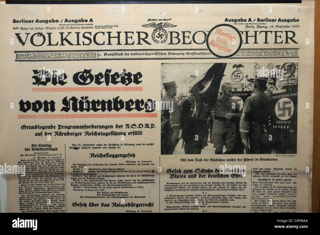 Gazzetta del partito nazista Volkischer giornale Beobachter Foto stock ...