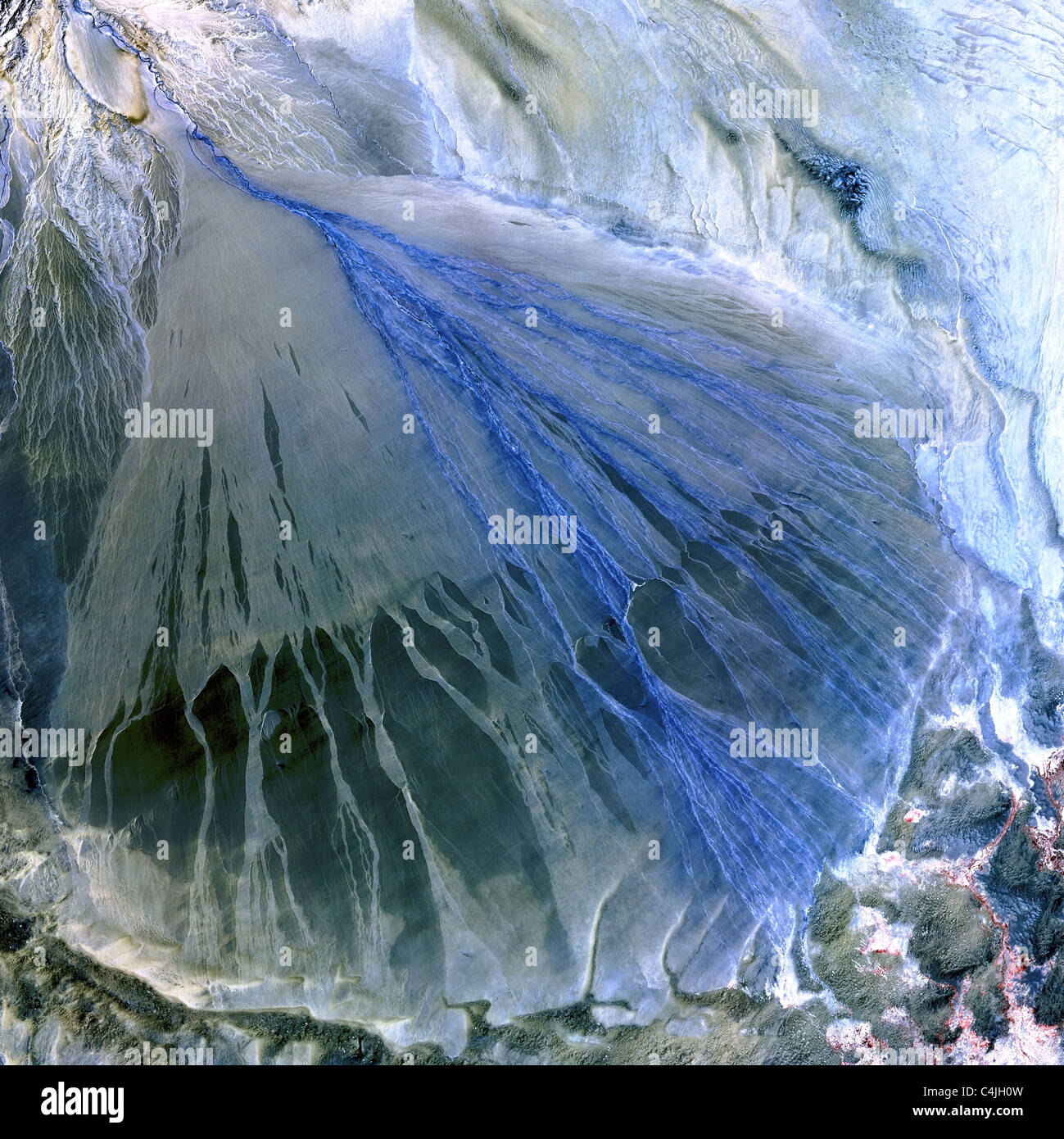 Un conoide alluvionale tra il Kunlun e Altun gamme della montagna che ...