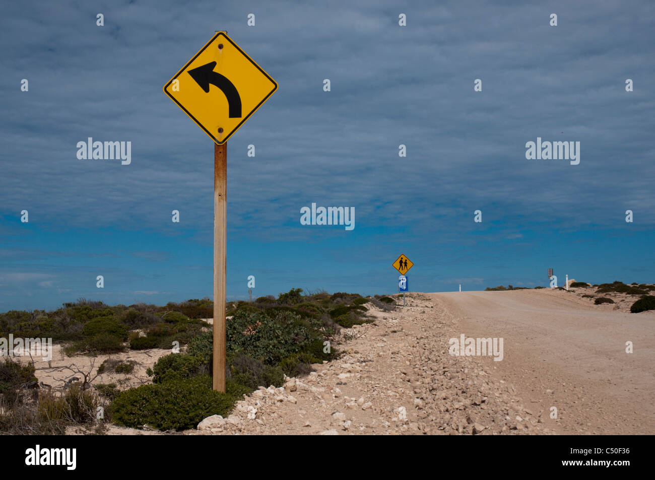 Cartello stradale curva a sinistra immagini e fotografie stock ad alta ...