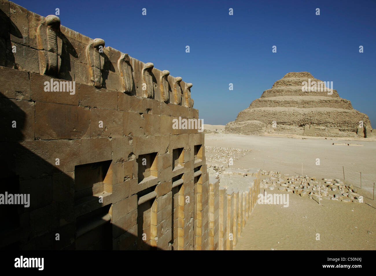 Una linea di cobra statue in una tomba e la fase di Piramide di Zoser ...