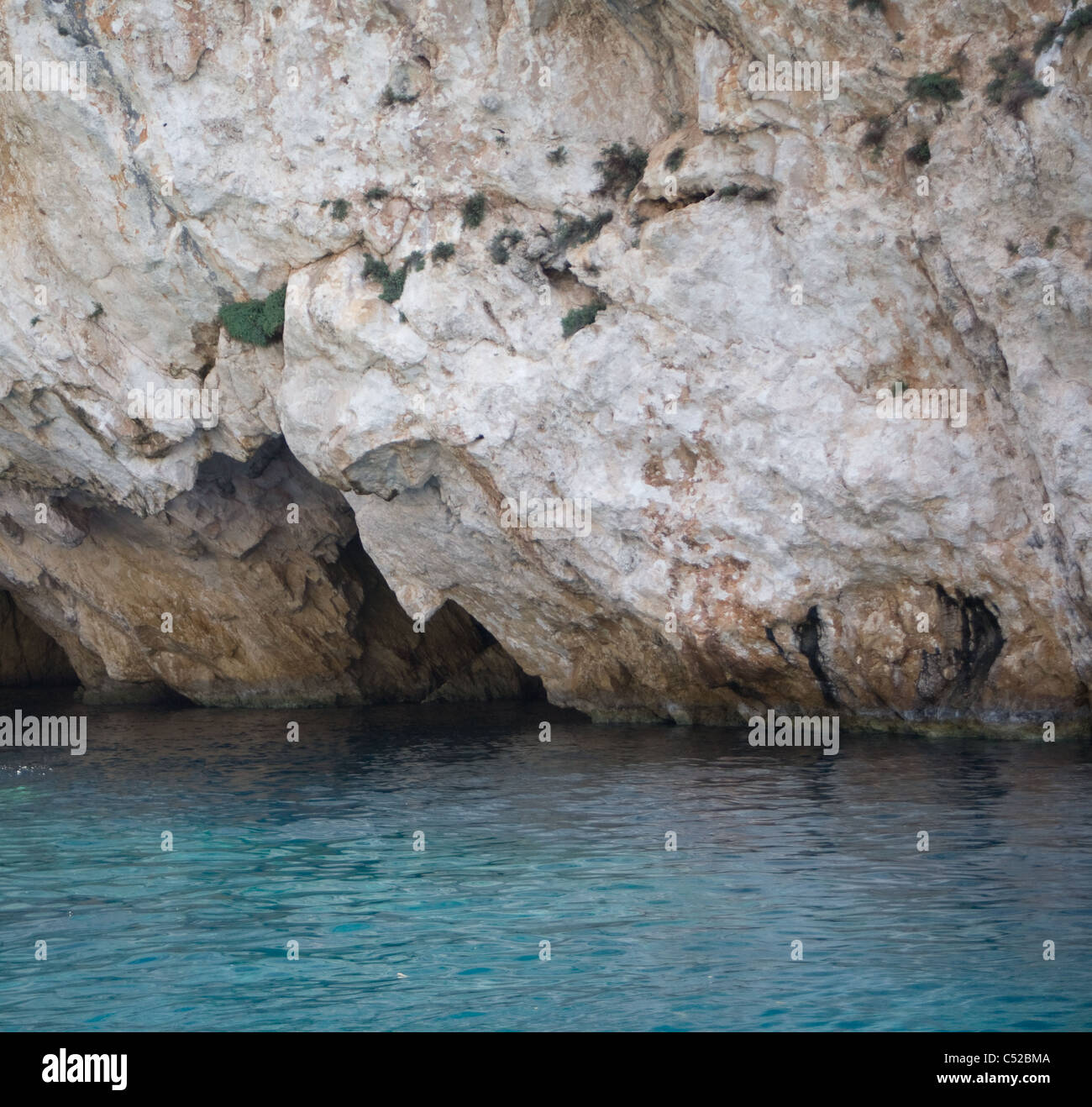 Il volto di un dio greco Poseidone appare nella roccia come se bevendo ...