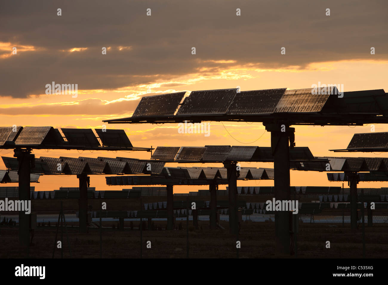 Centrale solare al tramonto immagini e fotografie stock ad alta ...