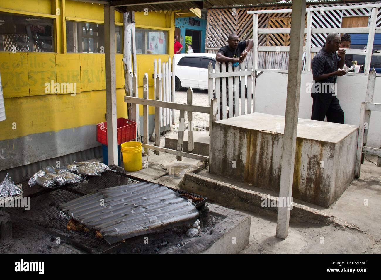 Ragazzi che cucinano immagini e fotografie stock ad alta risoluzione ...