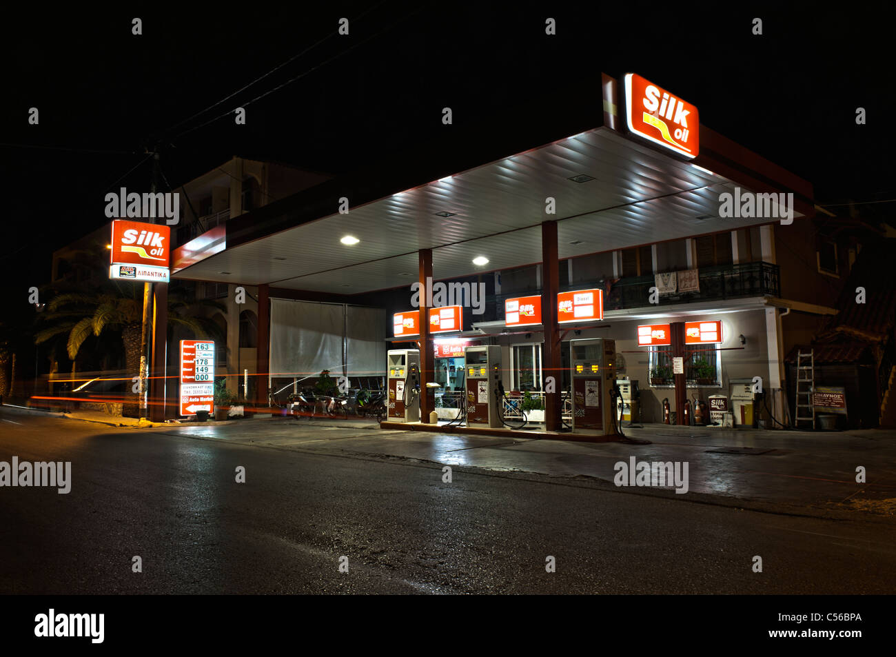 Pompe di benzina illuminate immagini e fotografie stock ad alta ...