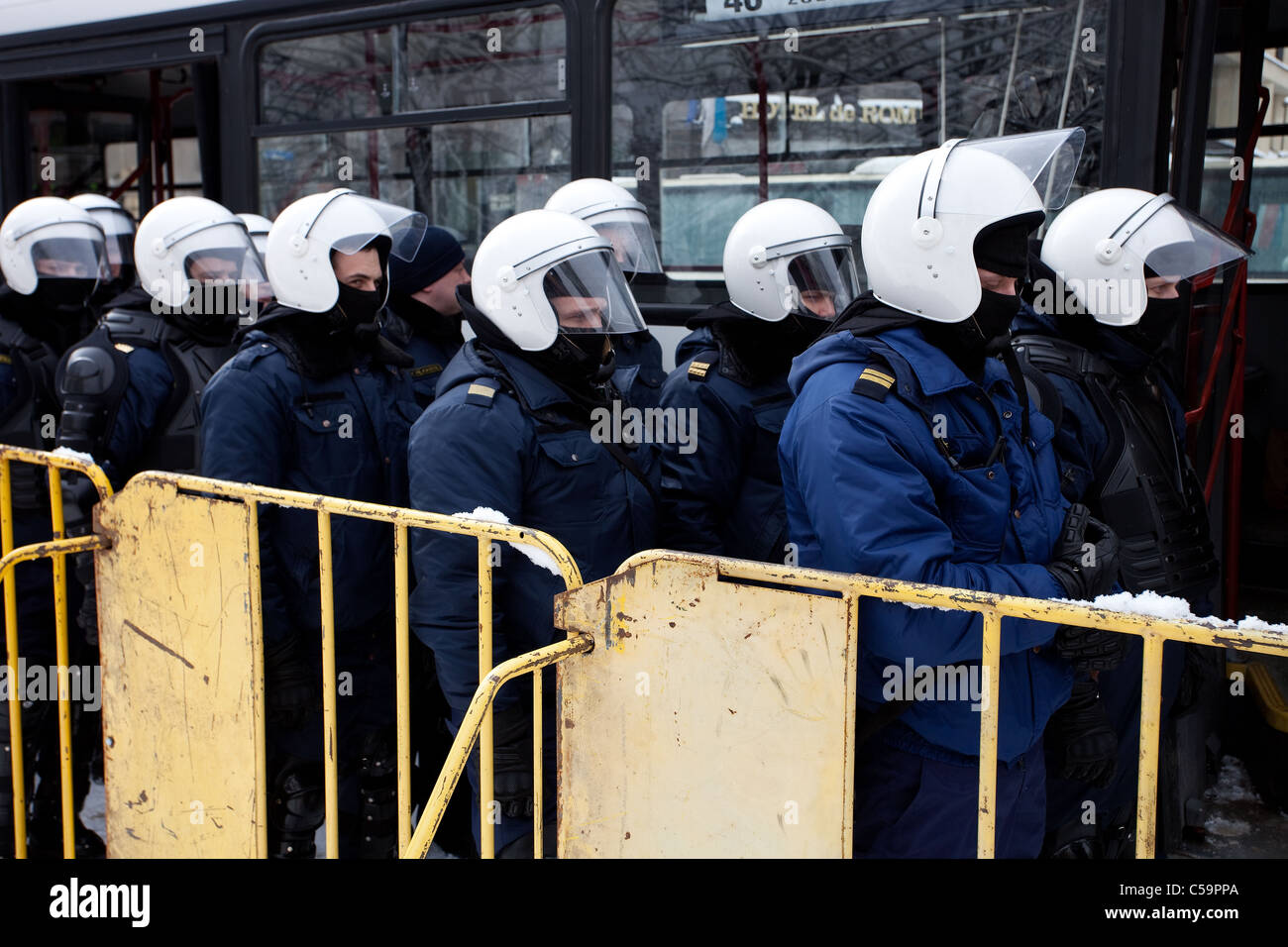 Sommossa poliziotti pronti per evitare provocazioni alla commemorazione ...