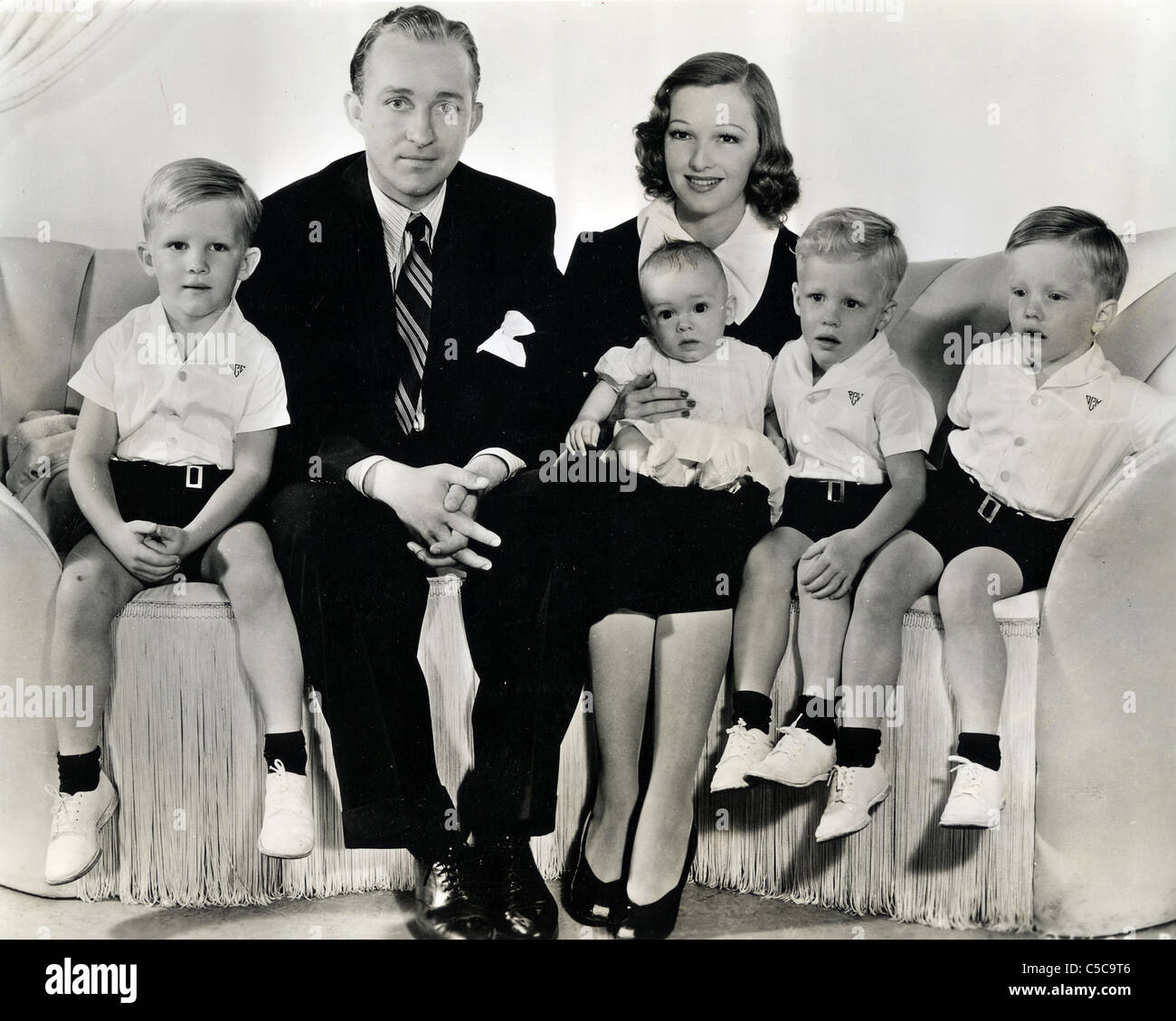 BING CROSBY con la prima moglie Dixie Lee e da sinistra i loro figli Philip, Lindsay, Gary e ...