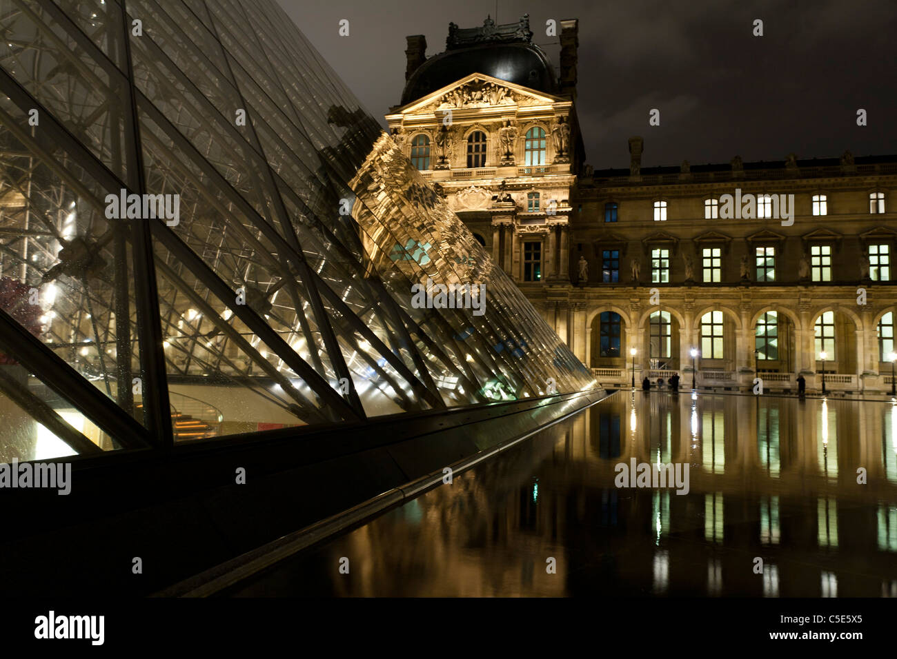 Piramide di parigi di notte immagini e fotografie stock ad alta ...