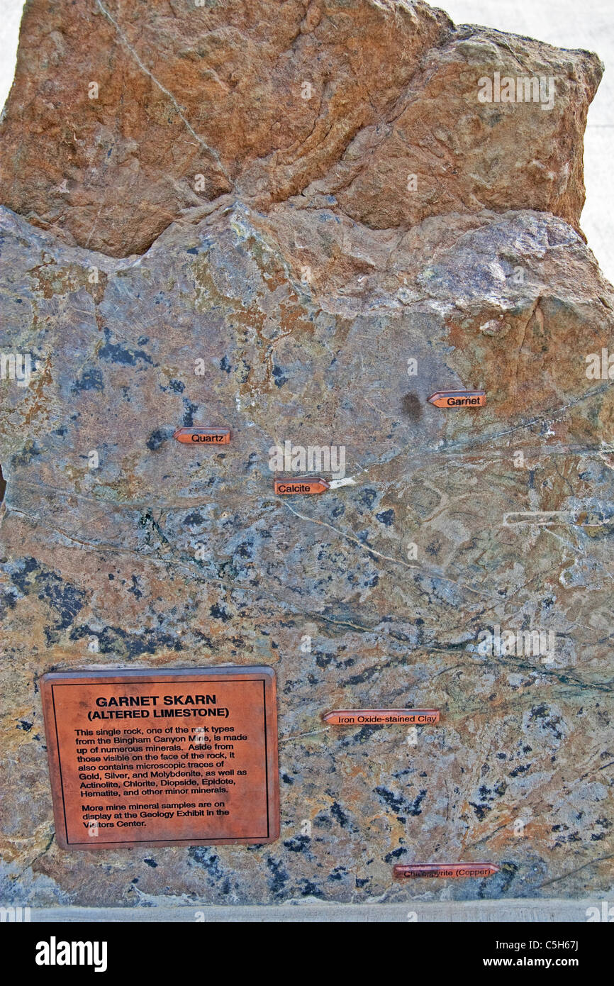 Qui, un grande Skarn granato (alterato il calcare) rock, preso dalla ...