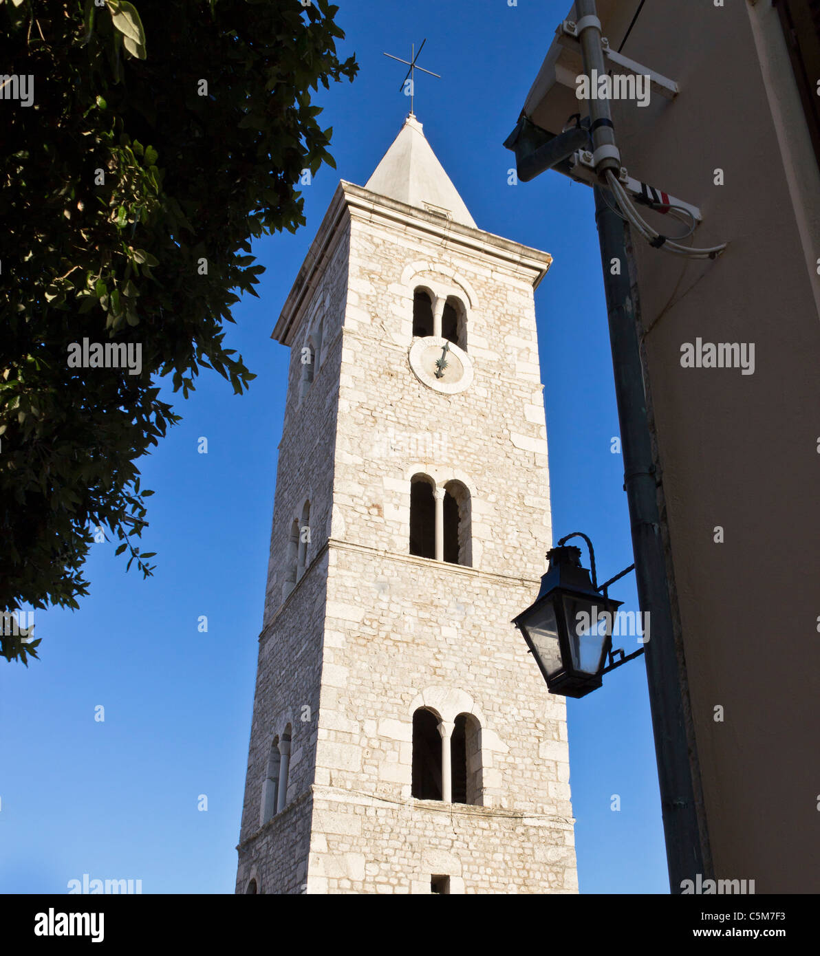 Torre della chiesa del nin immagini e fotografie stock ad alta ...