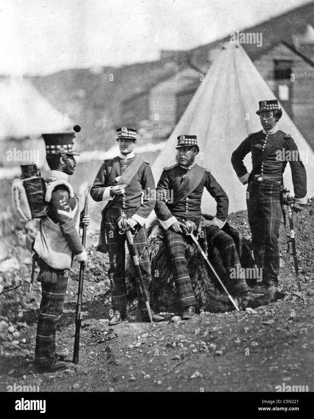Guerra di Crimea (1853-1856) i soldati dal British 71st Highlander Reggimento con il loro colore ...