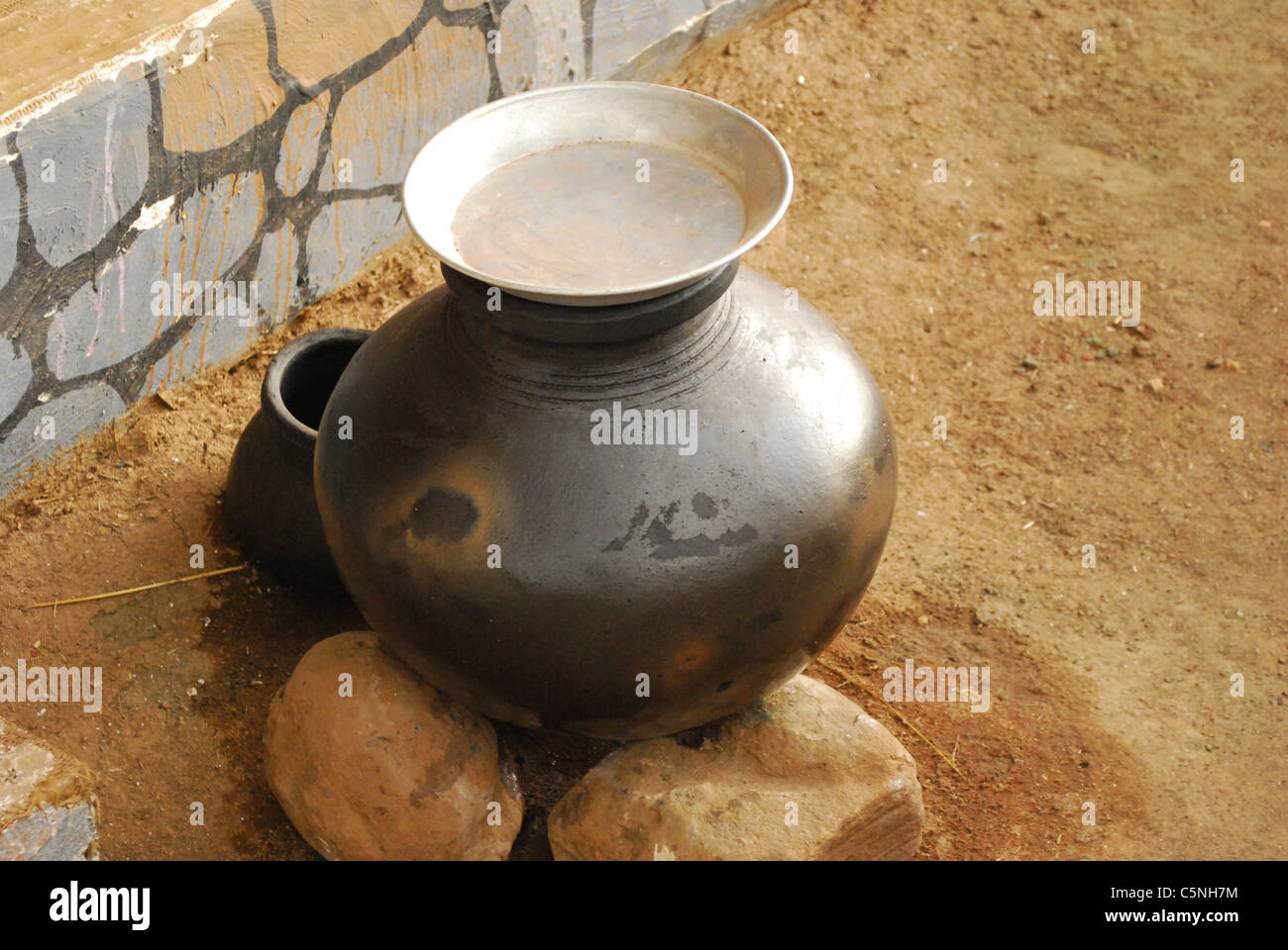 Earthen pot of water immagini e fotografie stock ad alta risoluzione ...