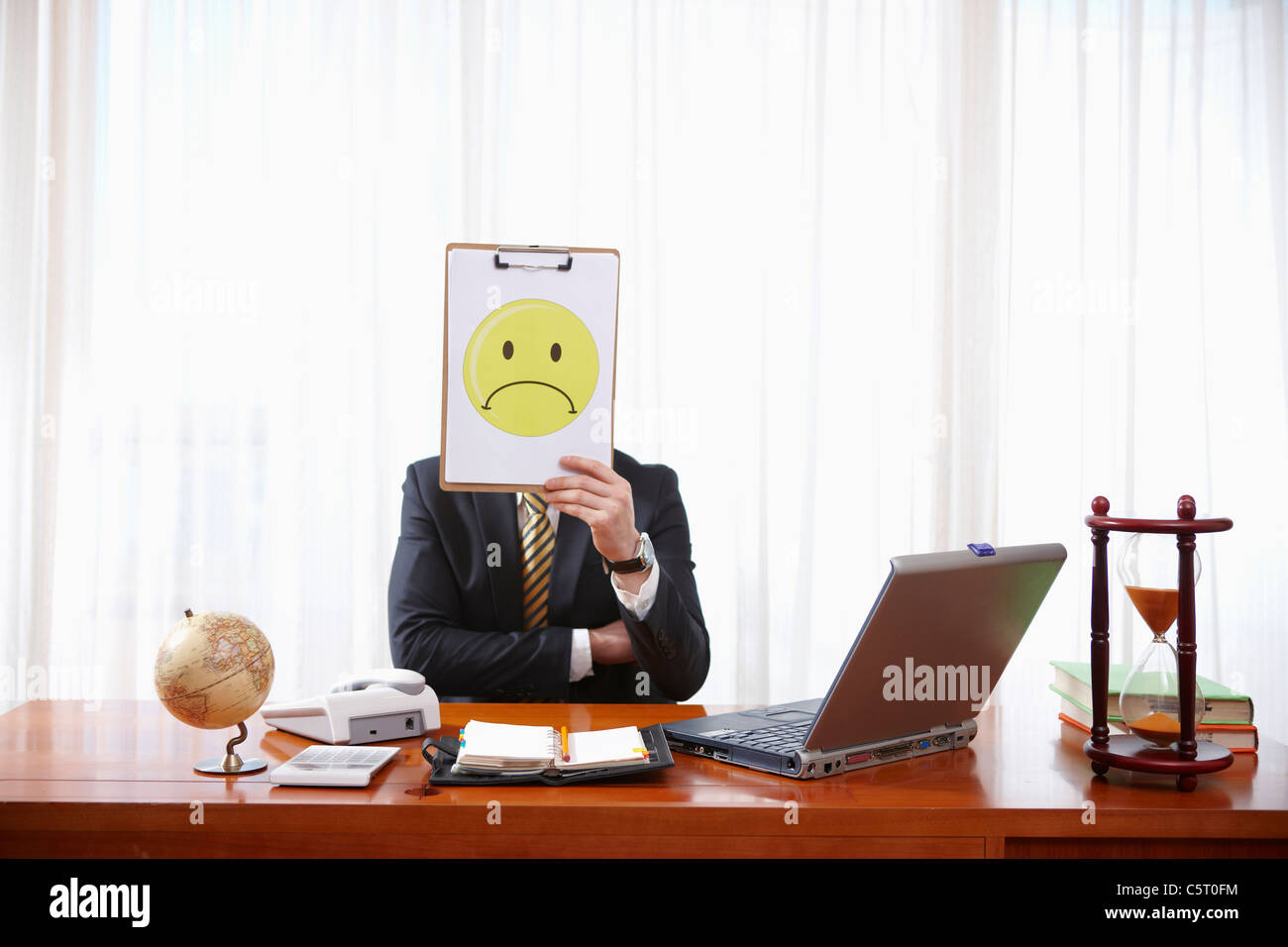 Smiley annoiato immagini e fotografie stock ad alta risoluzione - Alamy