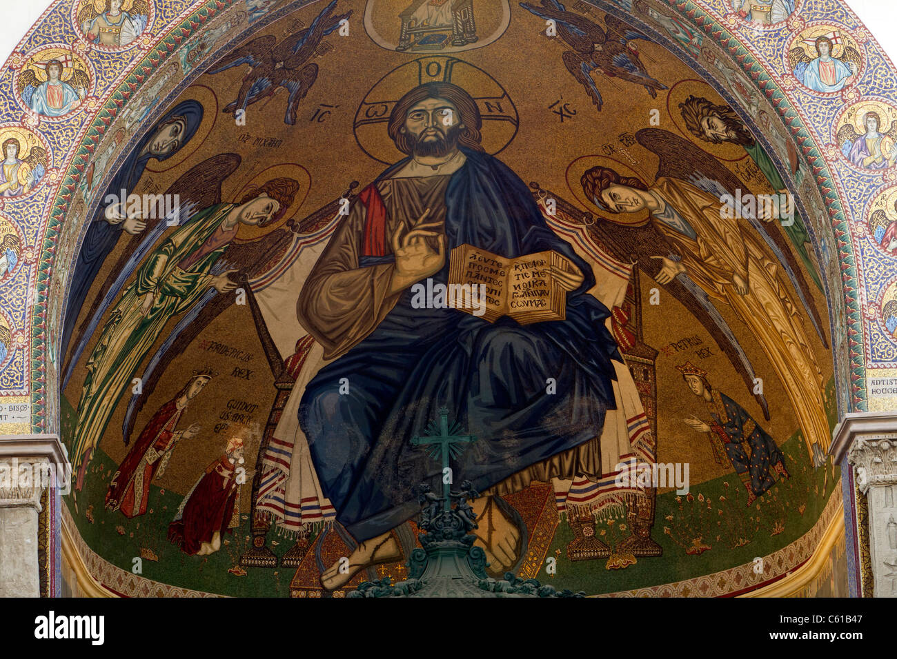 Murale o affresco depiciting Gesù Cristo seduto su un trono e insegnare gli angeli intorno a lui ...