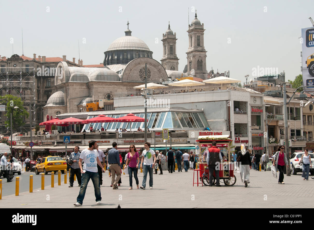 Taksim street istanbul immagini e fotografie stock ad alta risoluzione ...