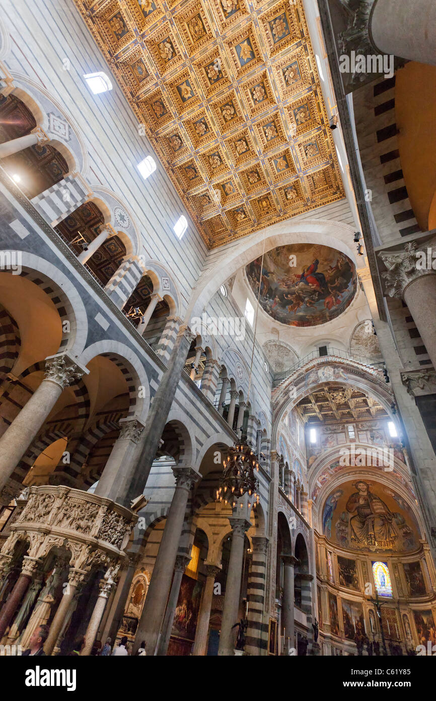 Abside con mosaico del Duomo, la cattedrale medievale, intitolata a ...