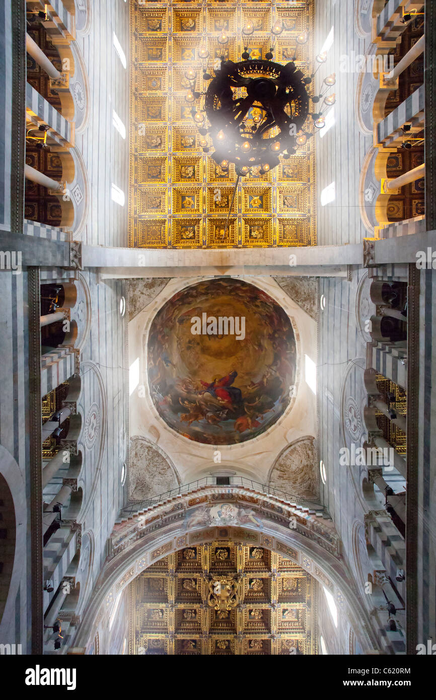 Abside con mosaico del Duomo, la cattedrale medievale, intitolata a ...