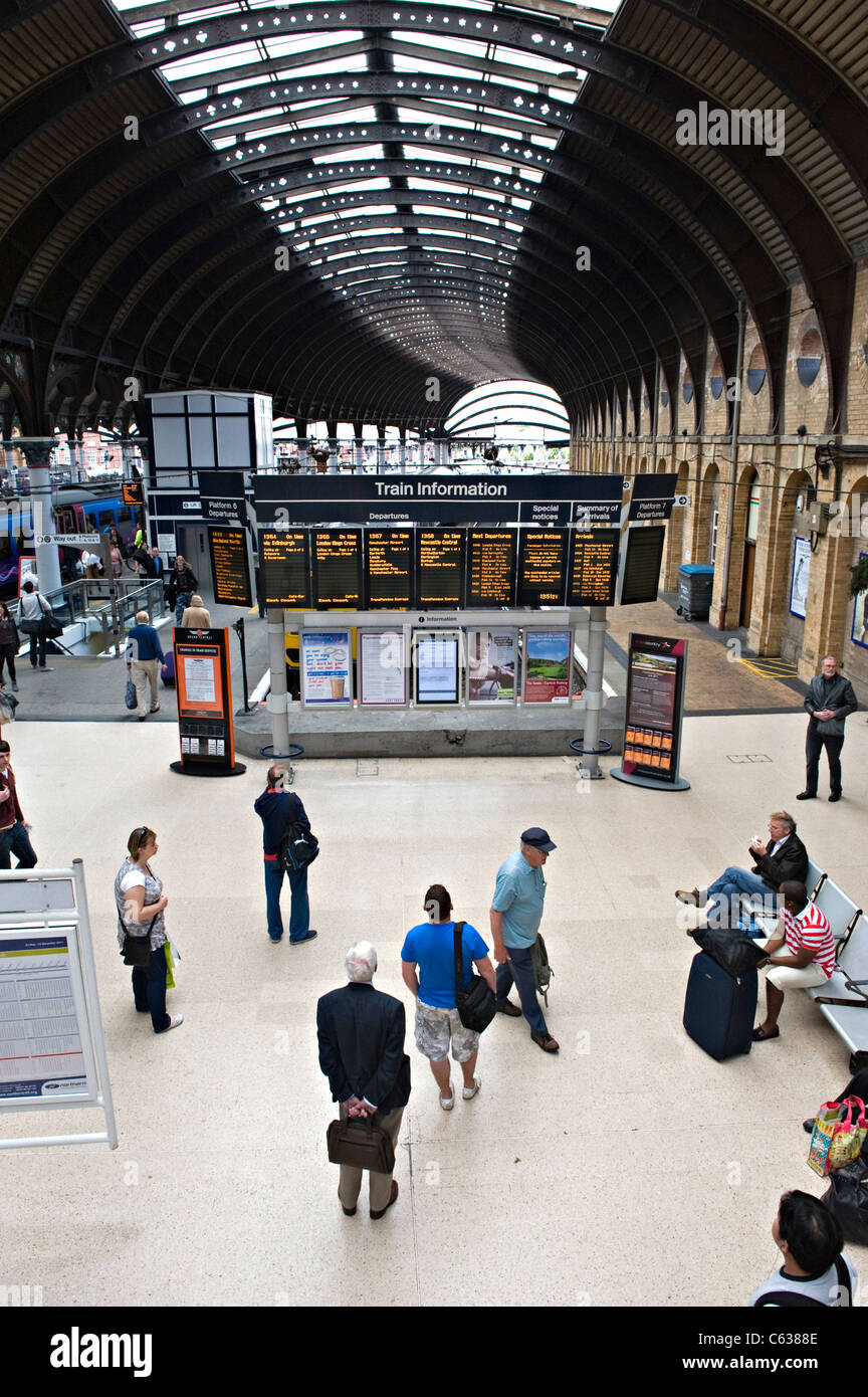 Schermi informativi della piattaforma ferroviaria della stazione ...