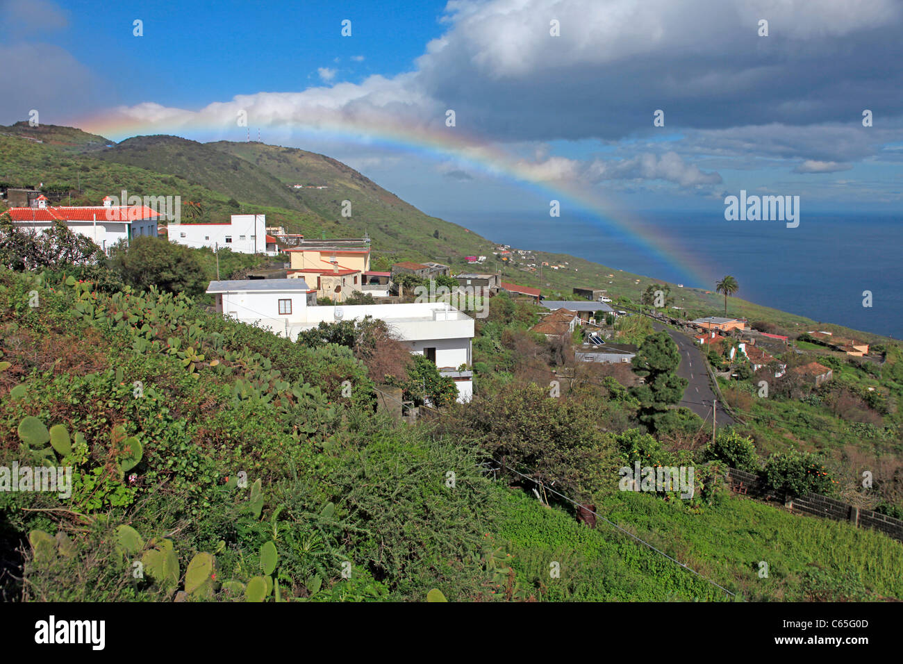 Regenbogen ueber der kueste von Brena Alta, Rainbow sulla costa di ...