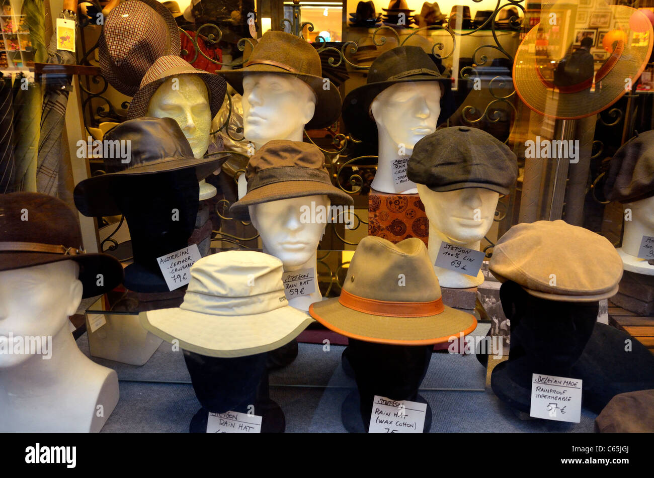 Bruxelles, Belgio. Cappelli in vetrina nelle Galeries St Hubert. Le etichette in inglese Foto ...