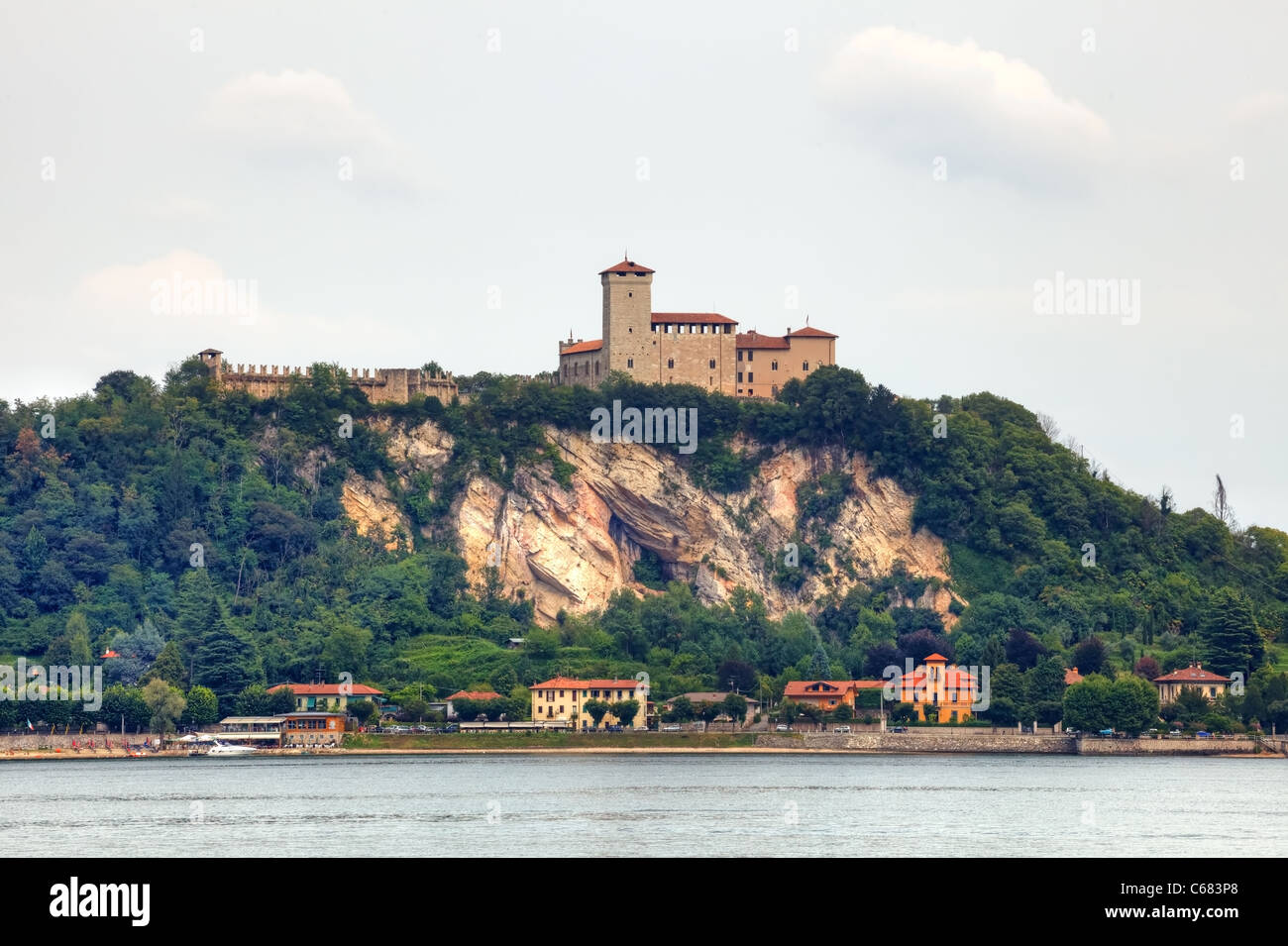 Lago maggiore angera castello immagini e fotografie stock ad alta ...
