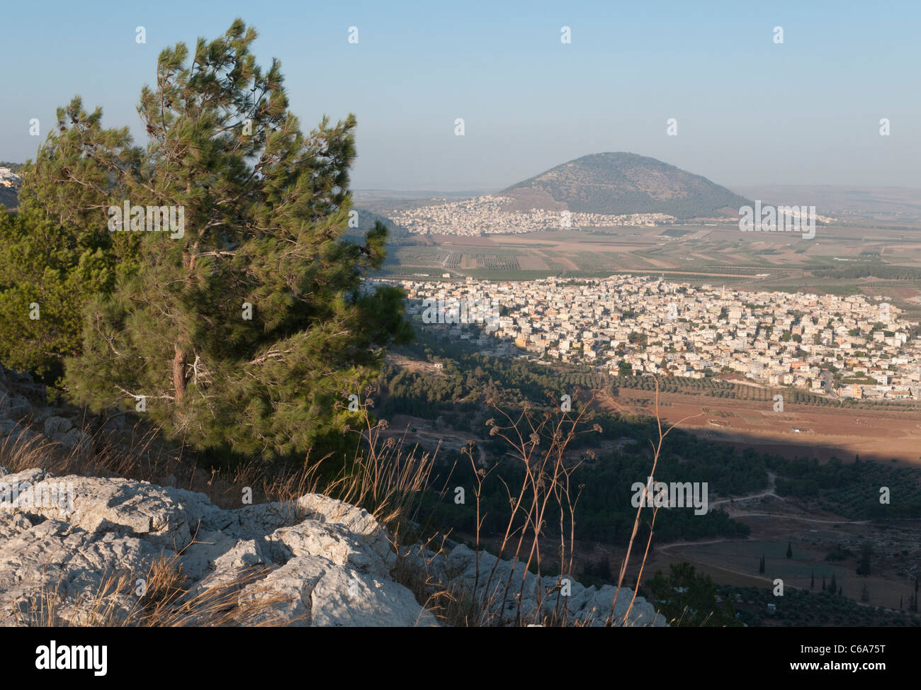 Montare precipizio con vista verso il monte Tabor. Nazaret. Israele ...