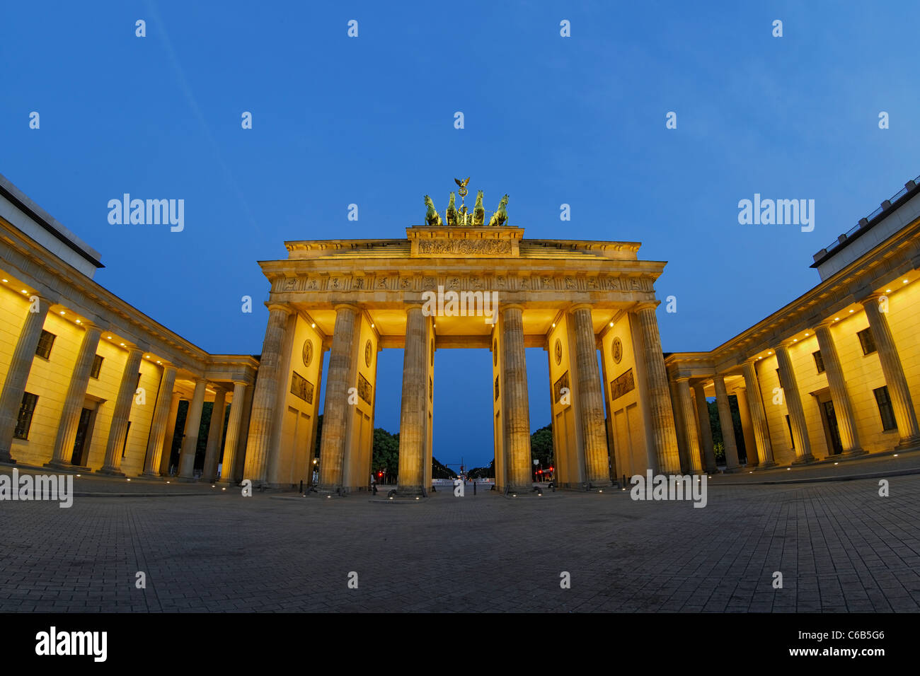 Alla porta di brandeburgo berlino immagini e fotografie stock ad alta ...
