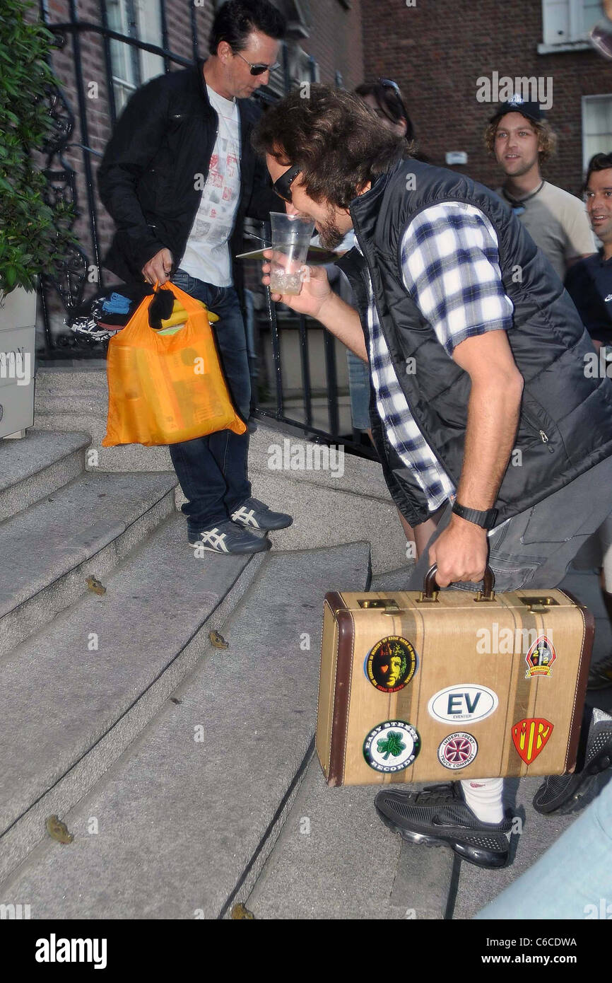 Pearl Jam frontman Eddie Vedder arrivando al Merrion Hotel portante un ...