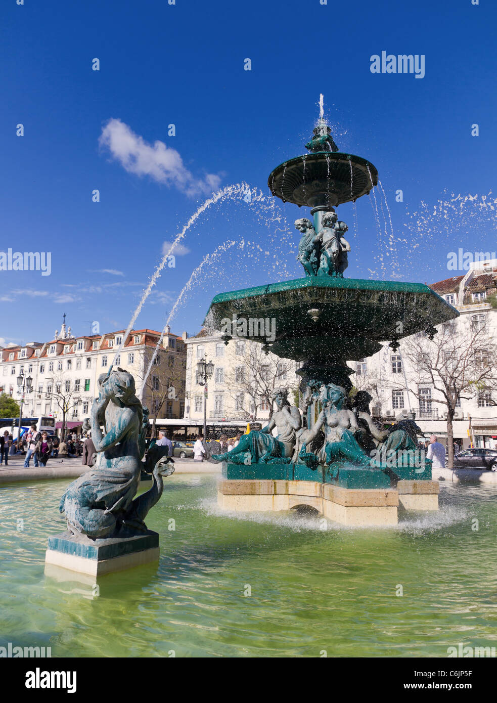 Fontana barocca su piazza Rossio il vivace Plaça a Lisbona con ciottoli ...