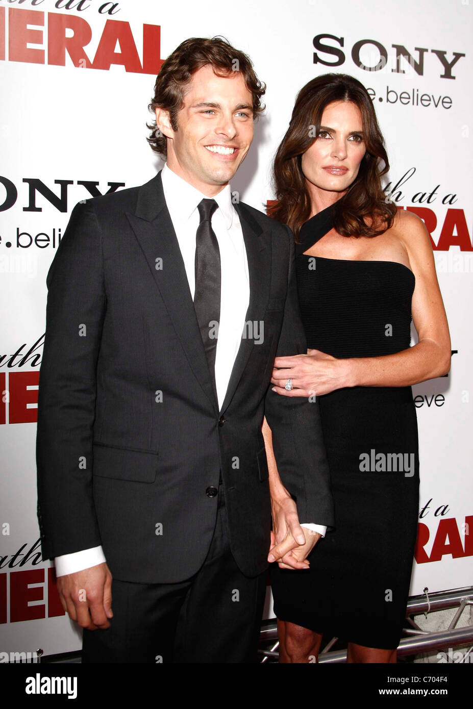 James marsden and wife lisa linde immagini e fotografie stock ad alta ...