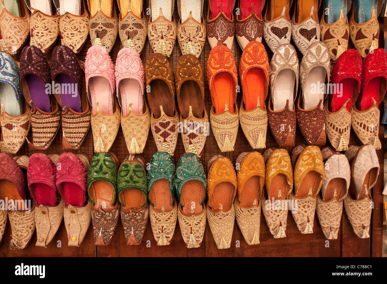 Scarpe arabe immagini e fotografie stock ad alta risoluzione - Alamy