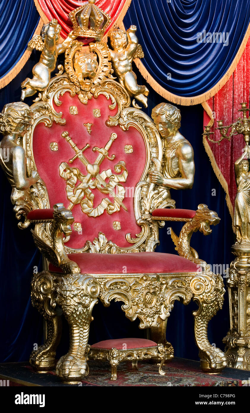 Sala del trono con il trono immagini e fotografie stock ad alta ...