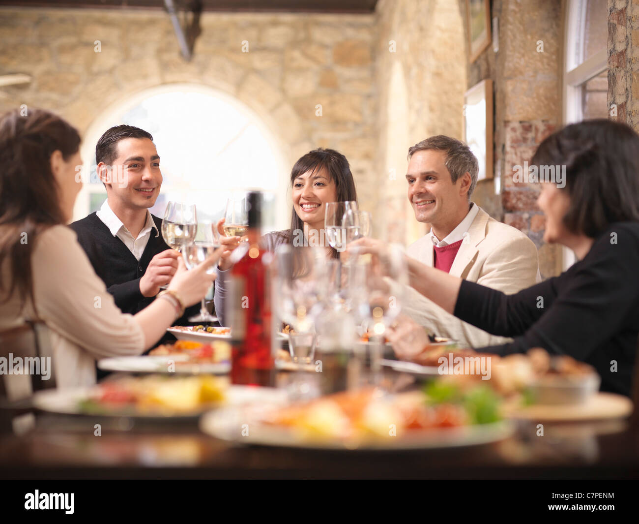 Persone che cenano al ristorante immagini e fotografie stock ad alta ...