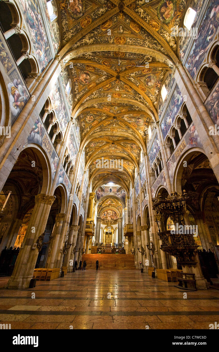 Gli interni del duomo di parma immagini e fotografie stock ad alta ...