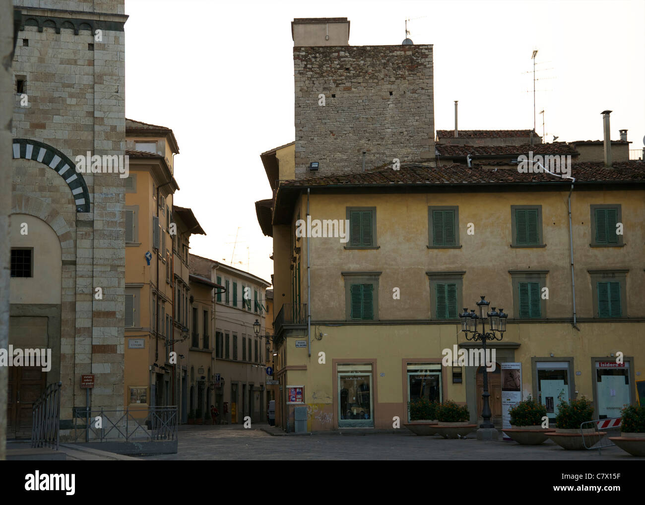 Le tortuose strade della città vecchia, Prato, Italia Foto stock - Alamy