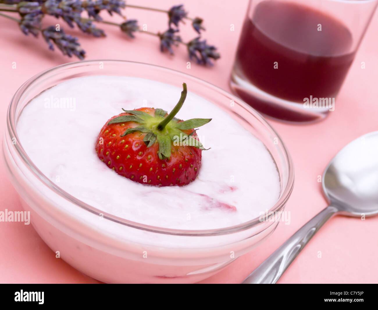 Yogurt alla fragola immagini e fotografie stock ad alta risoluzione - Alamy